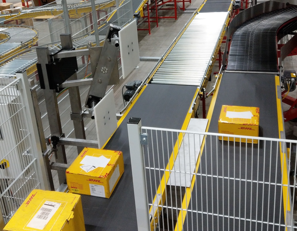Versatile sorting of small parcels & big packages at DHL